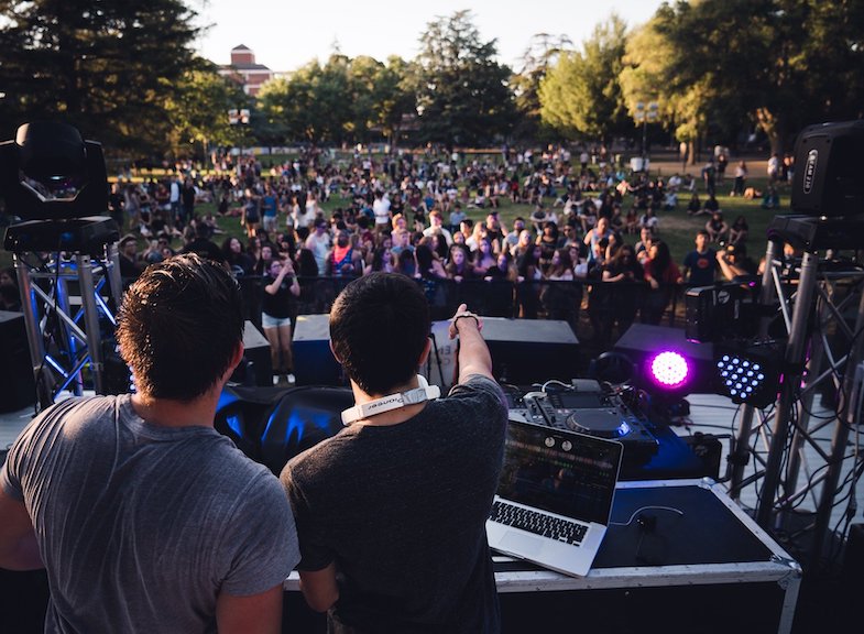 Tips for hiring the best DJ | PartyWizz Blog